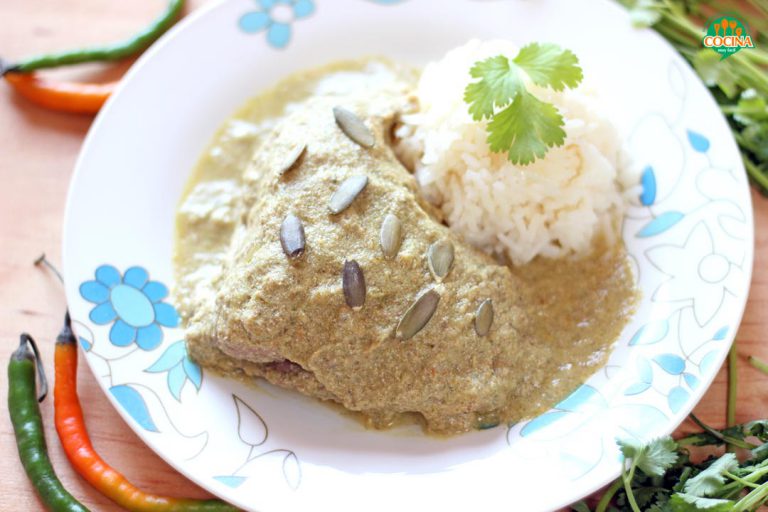 Pollo en mole verde. Receta de cocina mexicana | Cocina Muy Fácil