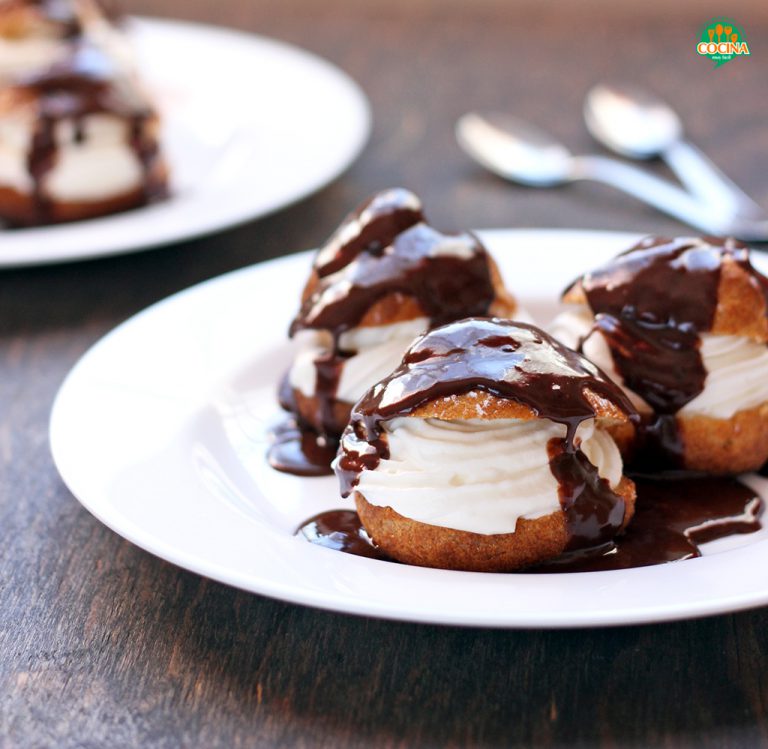 Profiteroles con crema chantilly y salsa de chocolate. Receta | Cocina ...