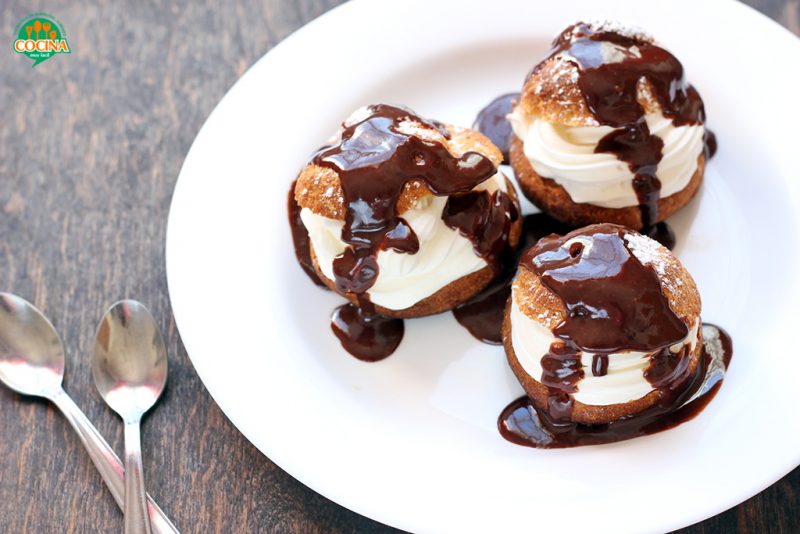 Profiteroles con crema chantilly y salsa de chocolate. Receta | Cocina ...